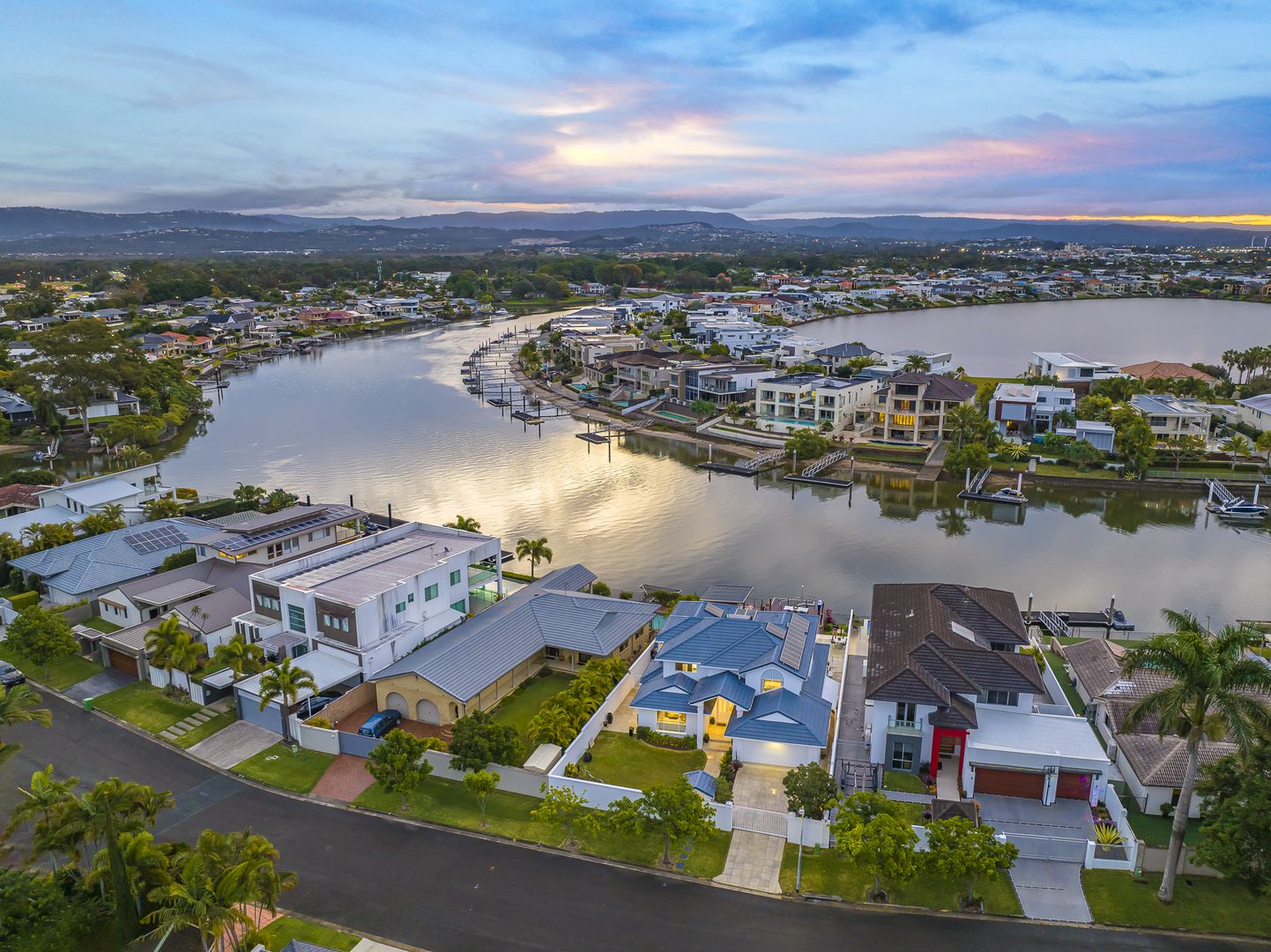 32 River Crescent, Broadbeach Waters QLD 4218 - House For Rent - $2,000 ...