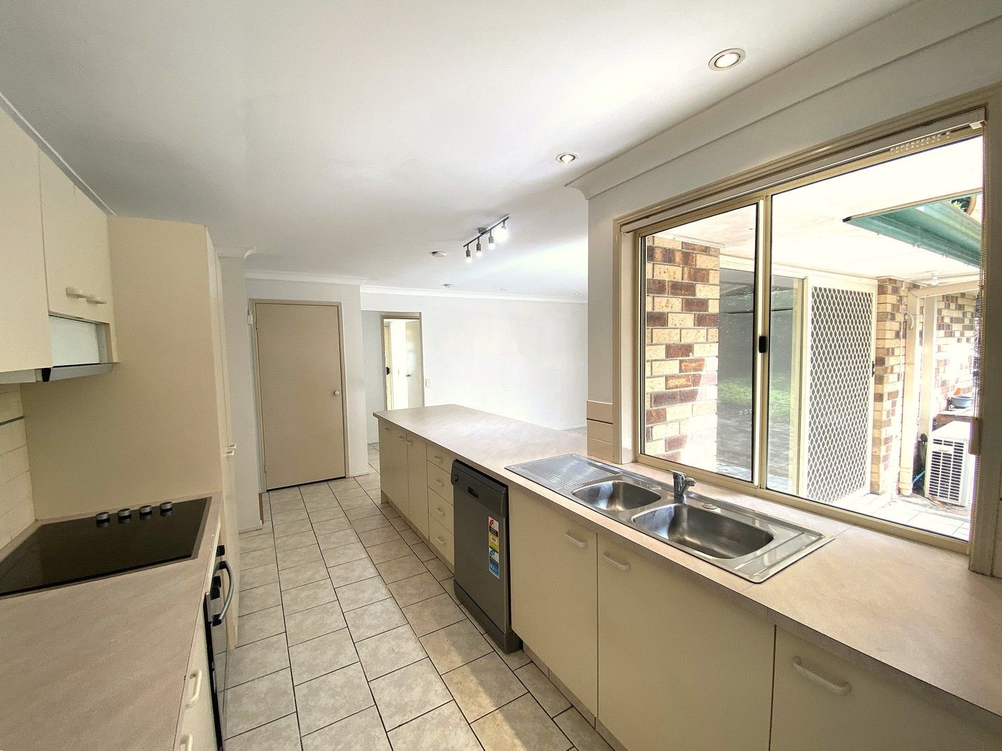 21 Fairview Court, Parkwood QLD 4214 - House For Rent | Domain