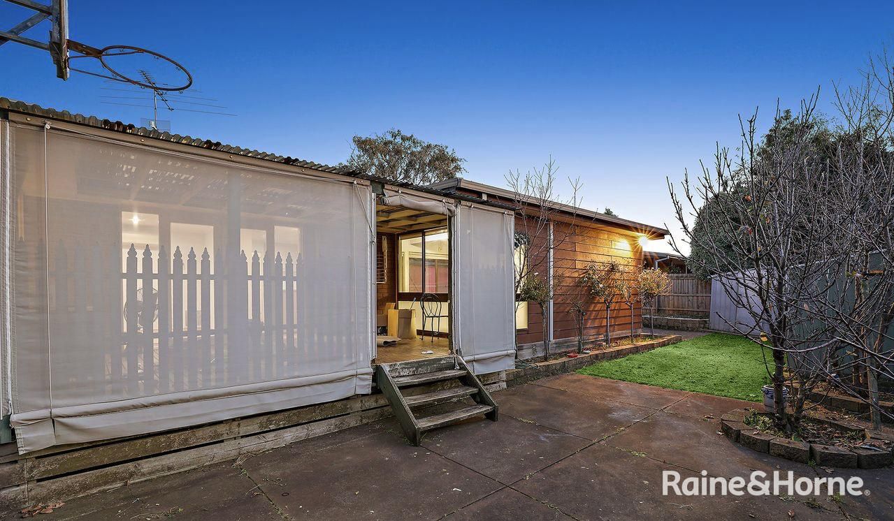 33 James Cook Drive, Cranbourne VIC 3977 - House For Rent | Domain