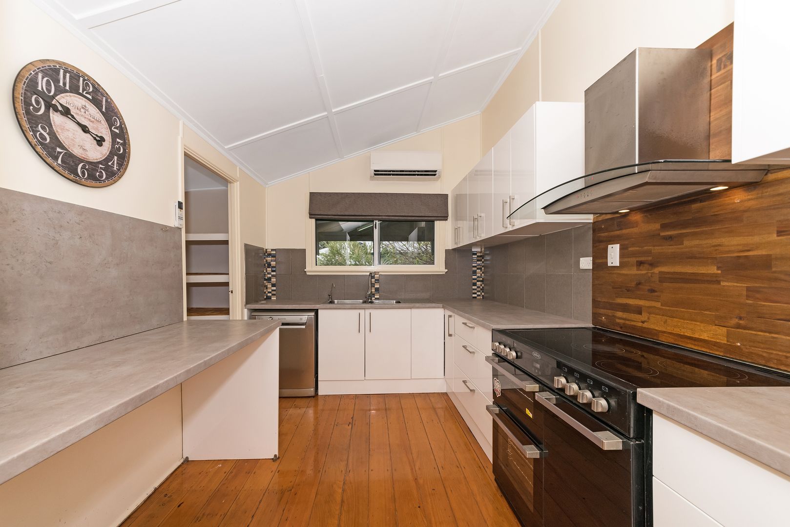 Sold 28 Railway Ave, Railway Estate QLD 4810 on 23 Oct 2017 ...