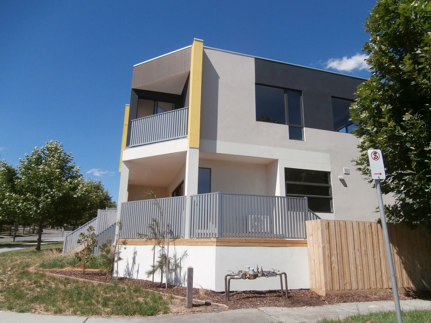 1/1-11 Troward Harvey Way, Craigieburn VIC 3064 - Townhouse For Rent ...