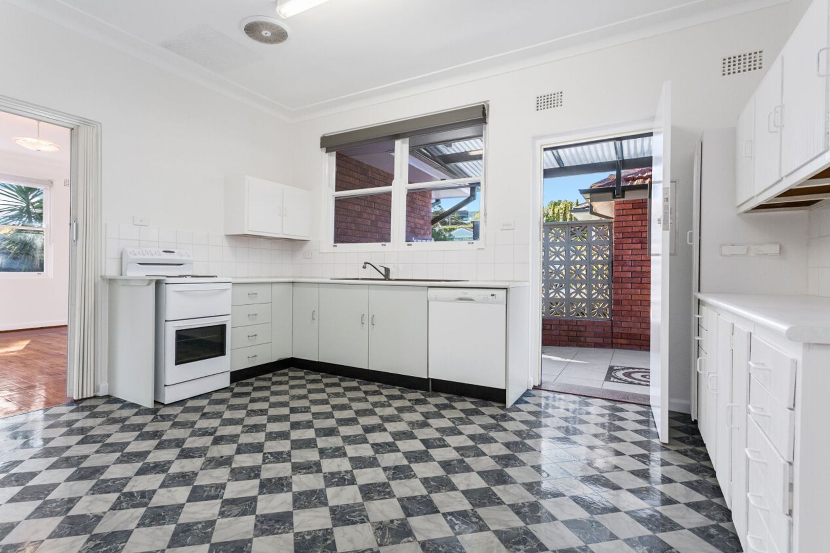 7 Edinburgh Road, Forestville NSW 2087 - House For Rent | Domain