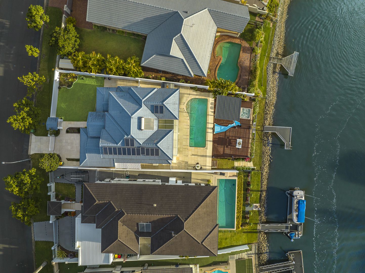 32 River Crescent, Broadbeach Waters QLD 4218 - House For Rent - $2,000 ...
