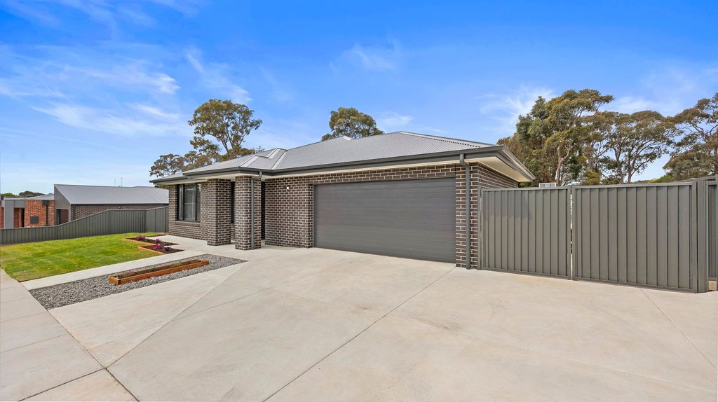 10 Henlix Court, Mount Clear VIC 3350 | Domain