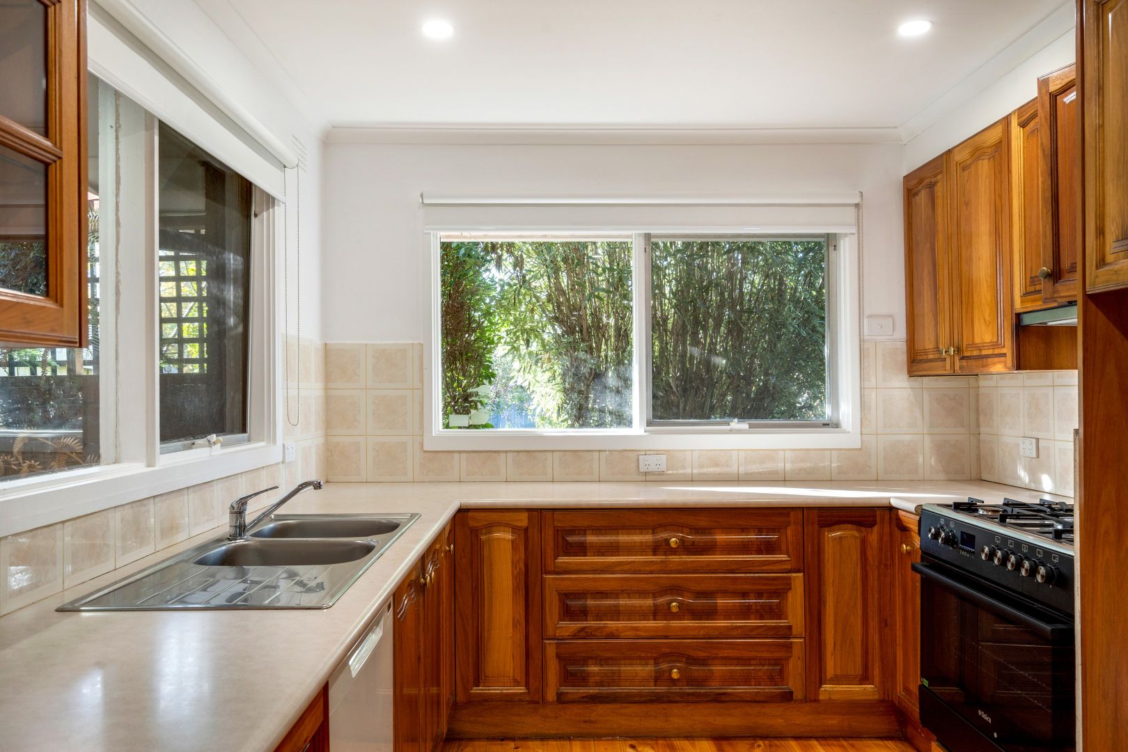 33 Bank Street, Craigieburn VIC 3064 - House For Rent - $570 | Domain