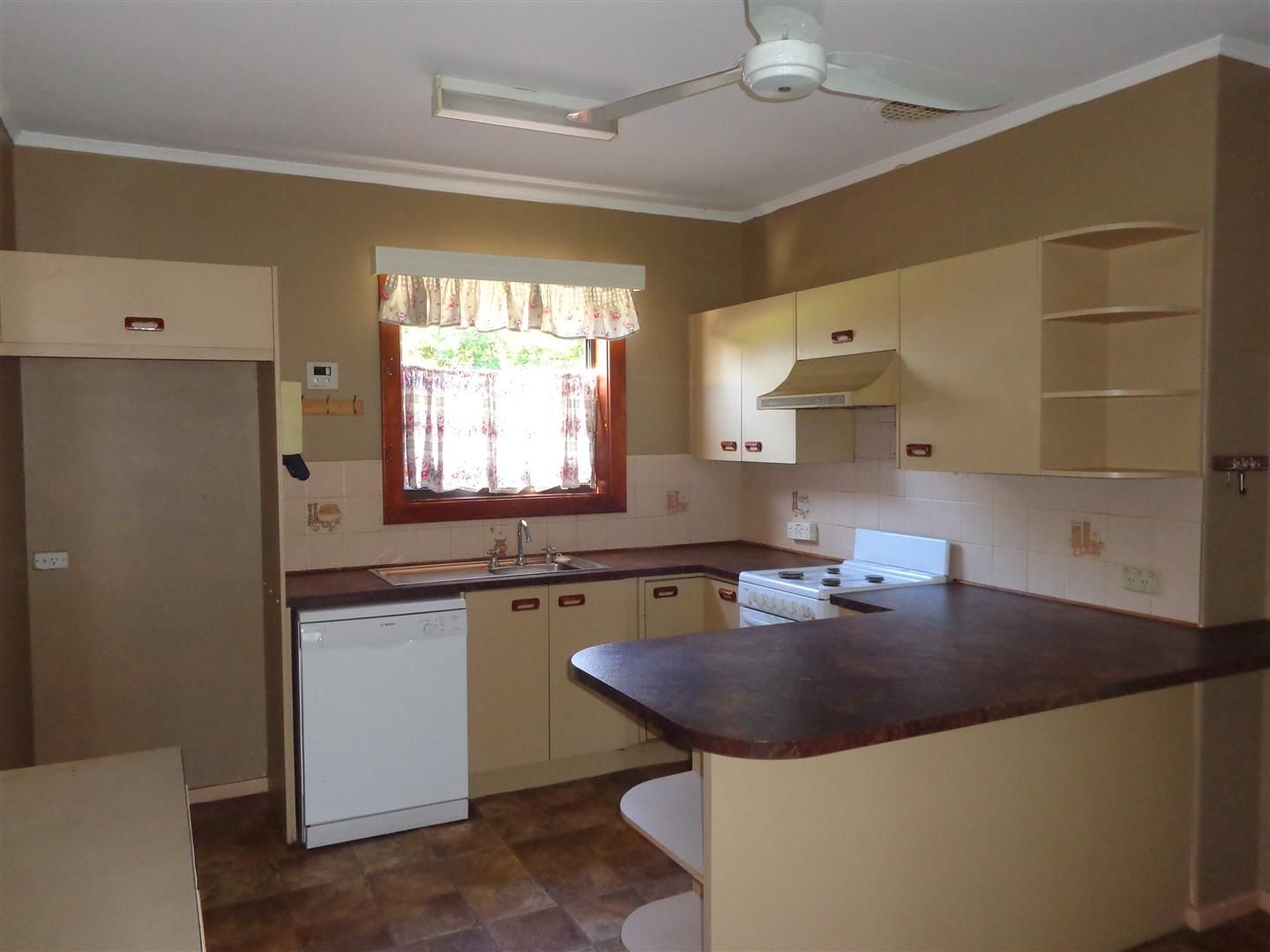 5 Woocalla Street, O'Sullivan Beach SA 5166 - House For Rent | Domain