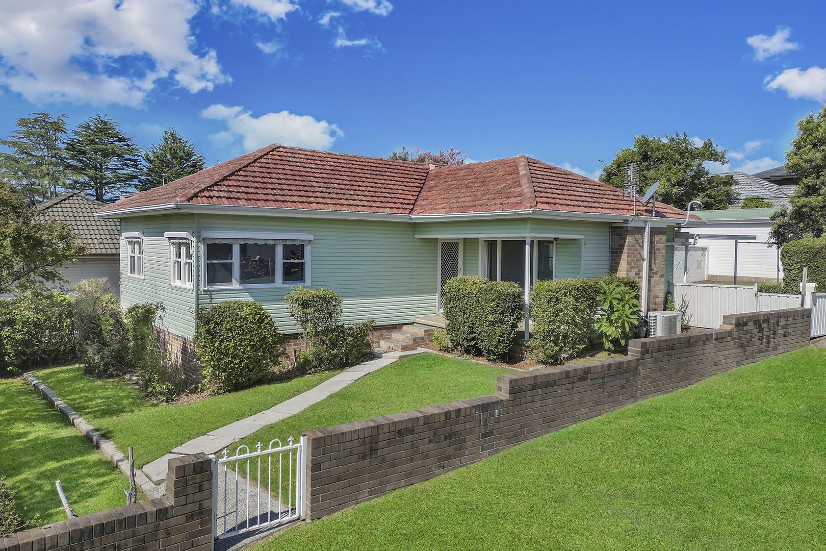 61 George Street, East Gosford NSW 2250 - House For Rent | Domain