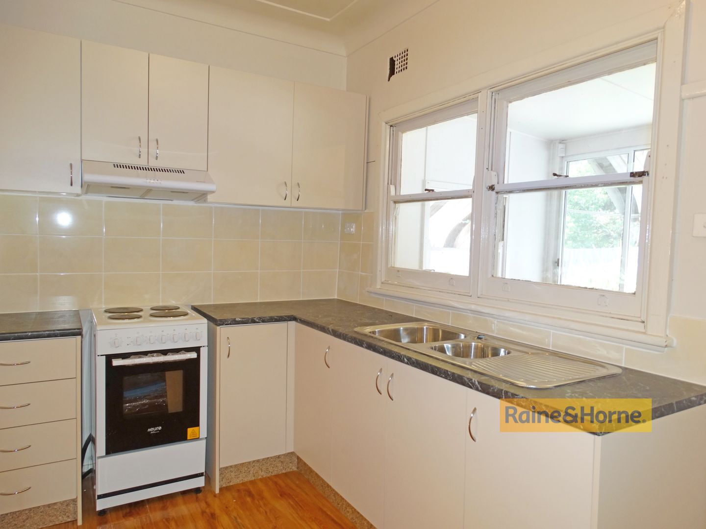 40 George Street, Woy Woy NSW 2256 - House For Rent - $550 | Domain