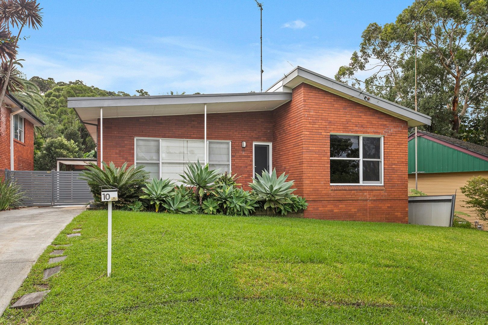 10 Andrew Avenue, Keiraville NSW 2500 - House For Rent | Domain