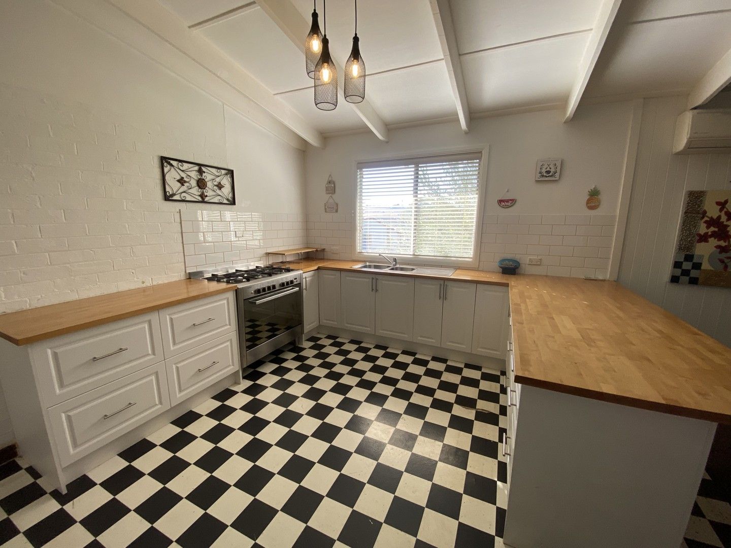 19 Taylor Road, Young NSW 2594 - House For Rent | Domain