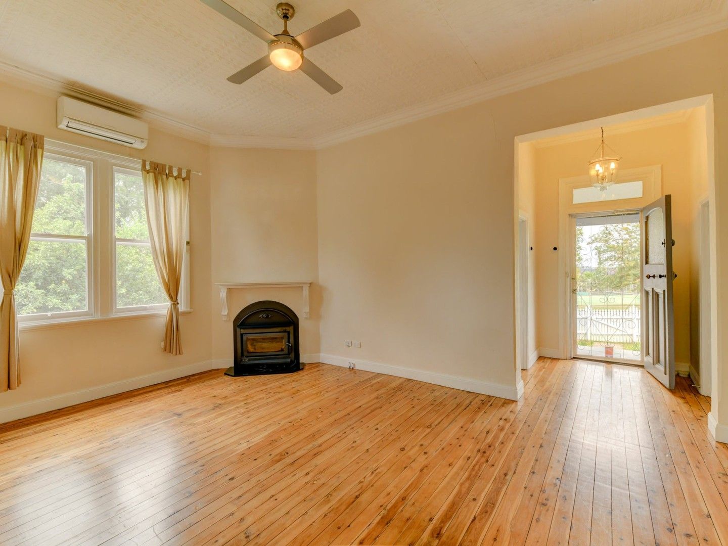 81 Roderick Street, East Tamworth | Property History & Address Research ...